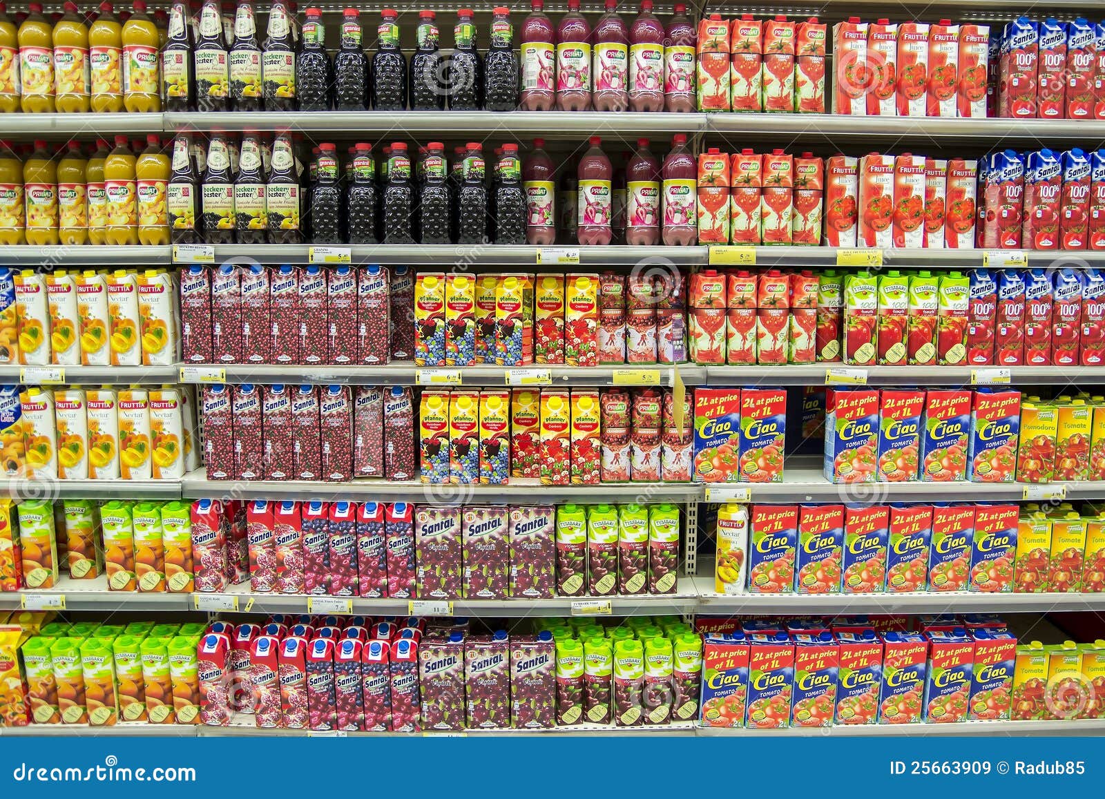 Bouteilles de jus de fruit image stock éditorial. Image du boisson ...