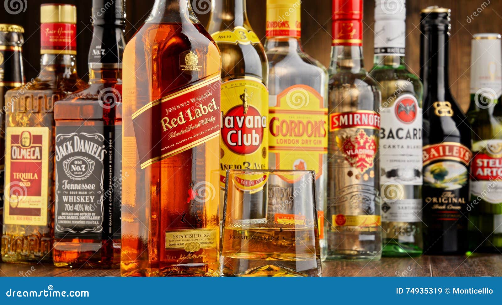 Bouteilles De Marques Assorties De Boisson Alcoolisée Dure Image stock ...