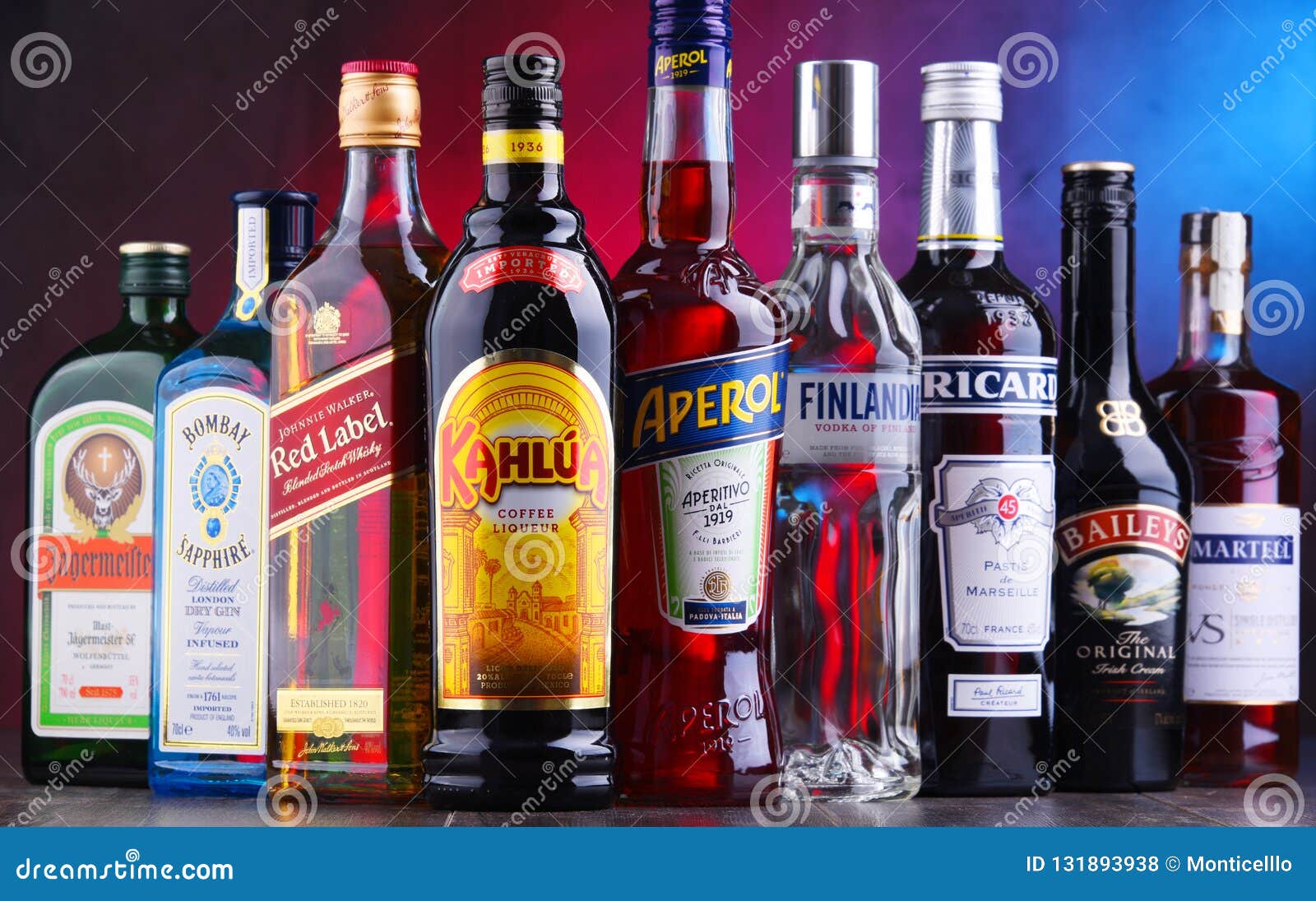 Bouteilles De Marques Globales Assorties De Boisson Alcoolisée Photo ...