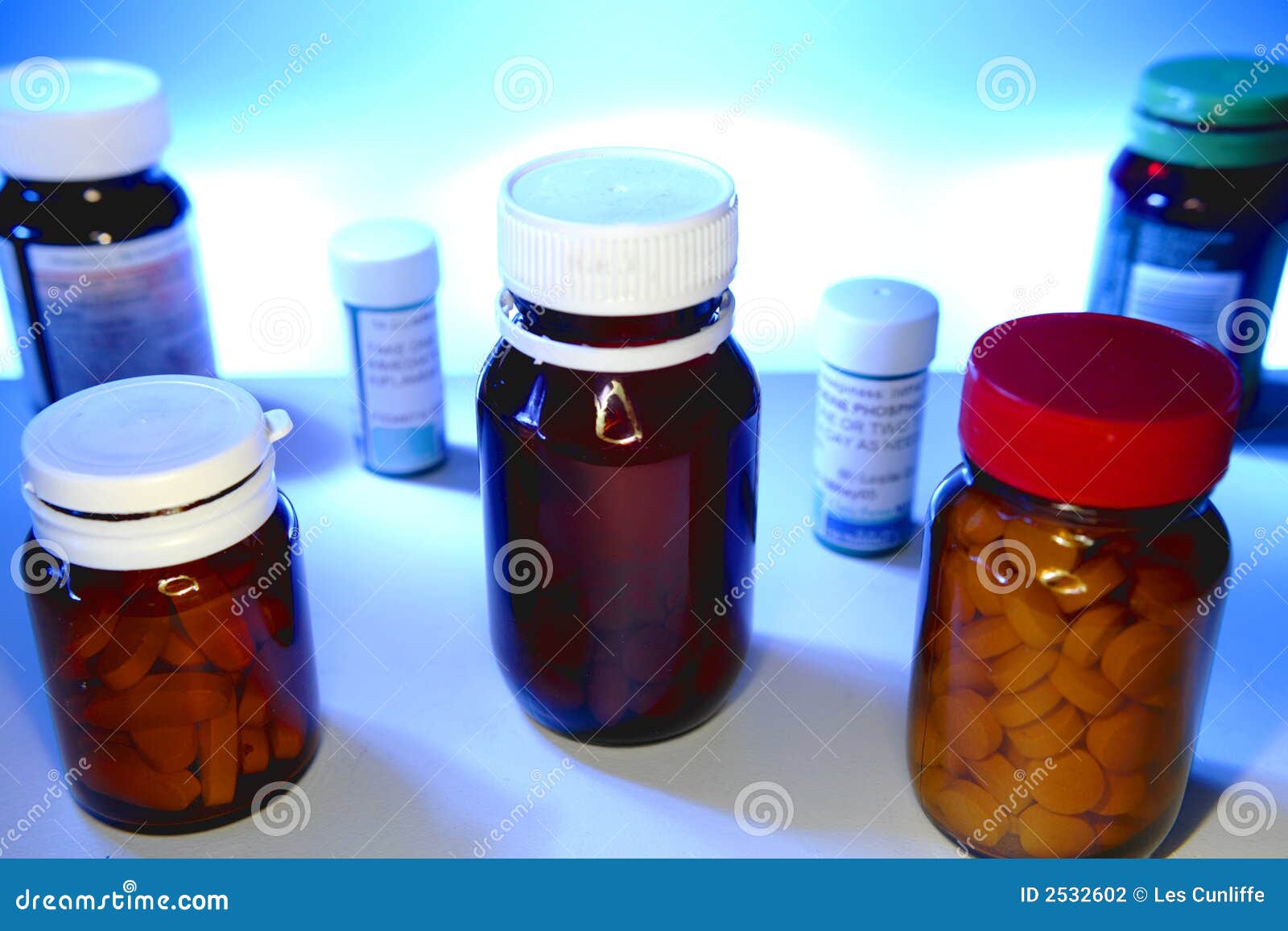 Bouteilles de pillules photo stock. Image du santé, personne - 2532602