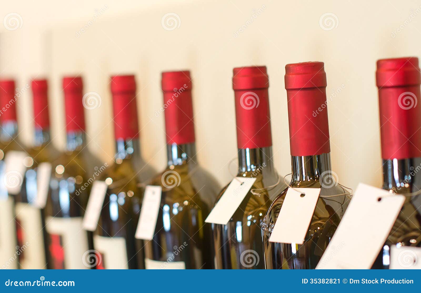 Bouteilles de vin rouge image stock. Image du liquide - 35382821