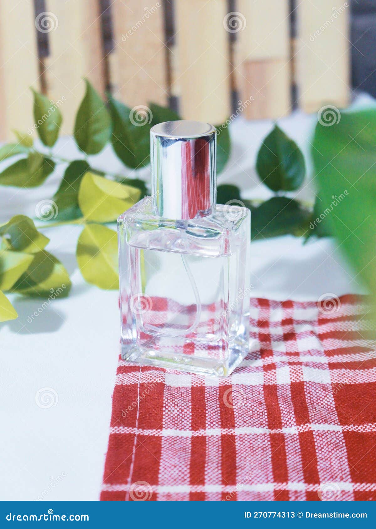 Bouteilles En Verre De Parfum Sans Marque Image stock - Image du ...