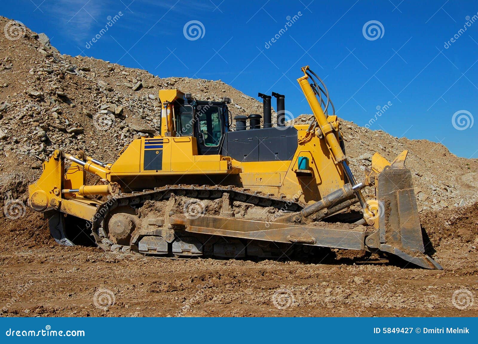 Bouteur image stock. Image du pierre, bleu, ciel, technologie - 5849427