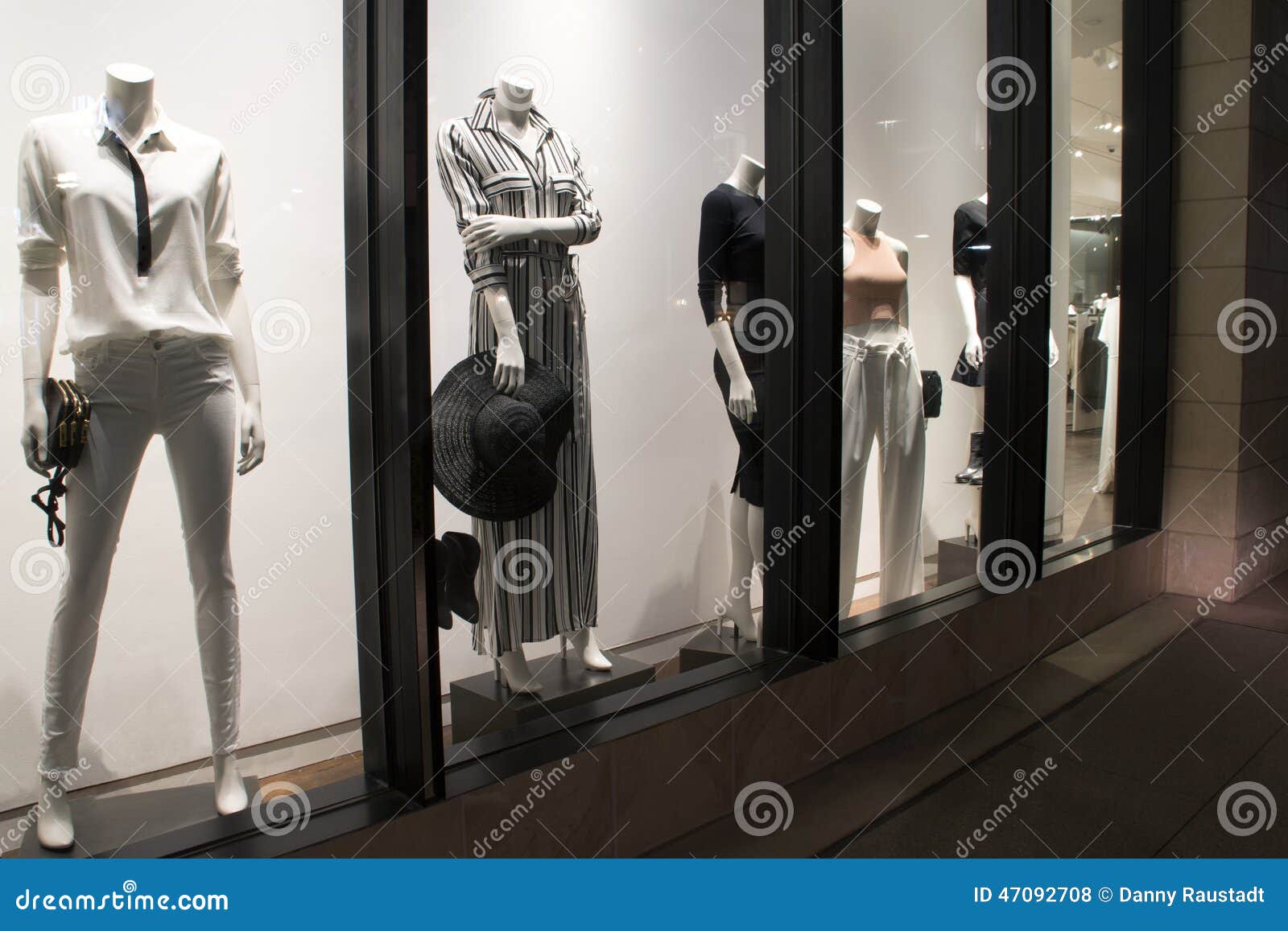 Boutique Para Mujer De La Moda Y De Los Accesorios Foto de archivo ...