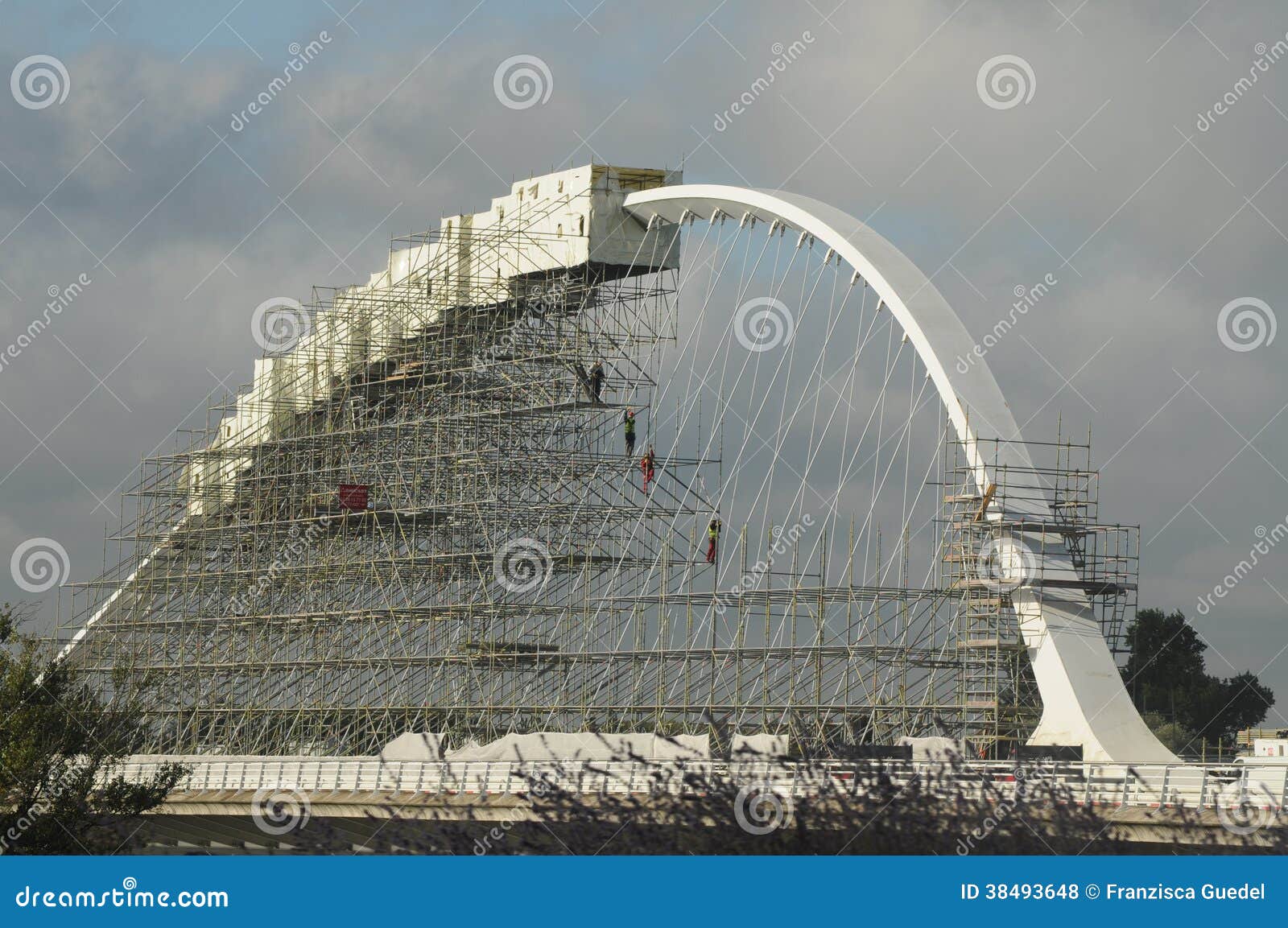 Bouw bij een Boogbrug redactionele stock foto. Image of apparatuur ...