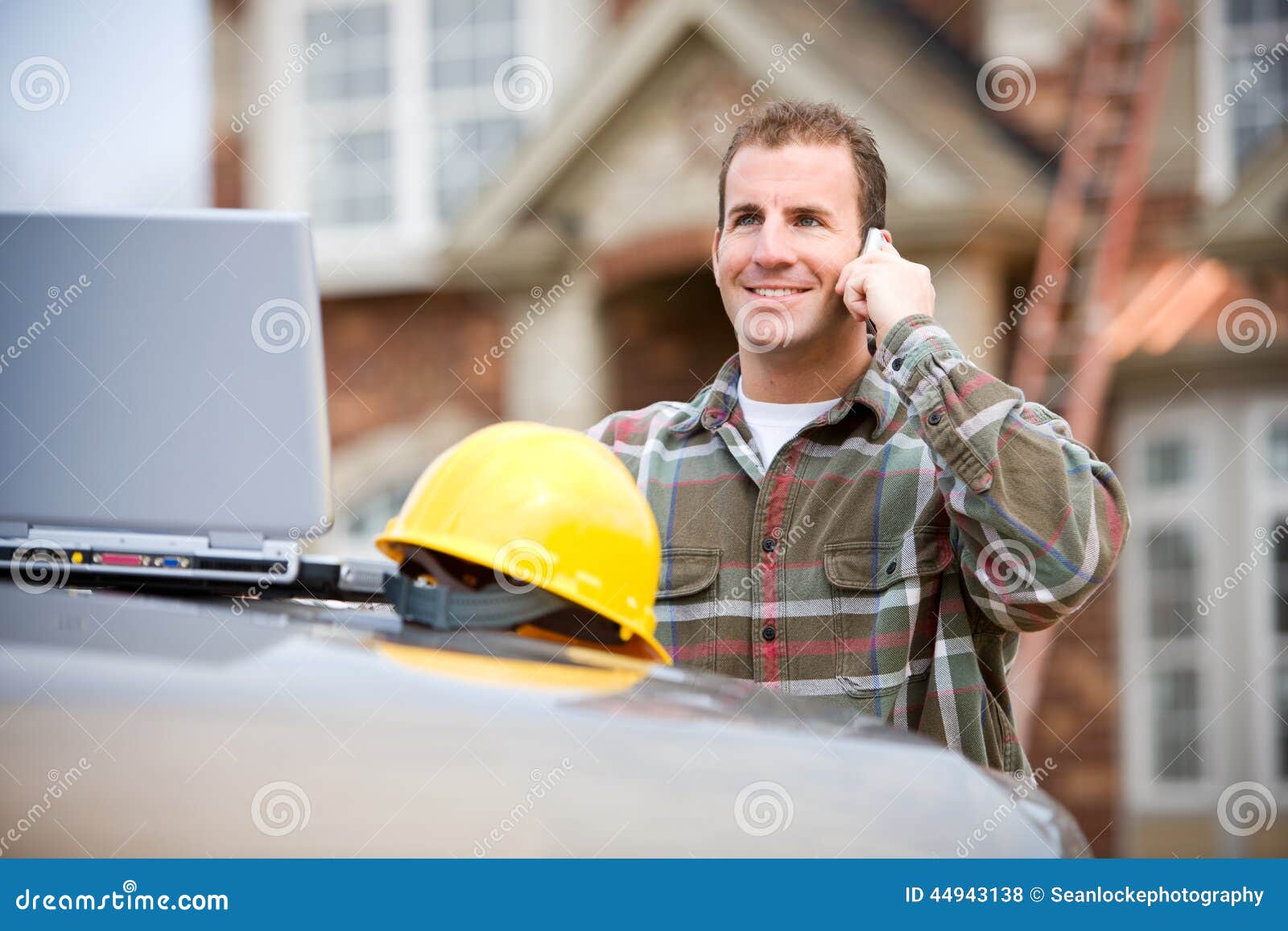 Bouw: Bouwvakker Op Telefoon Stock Foto - Image of tand, werknemer ...