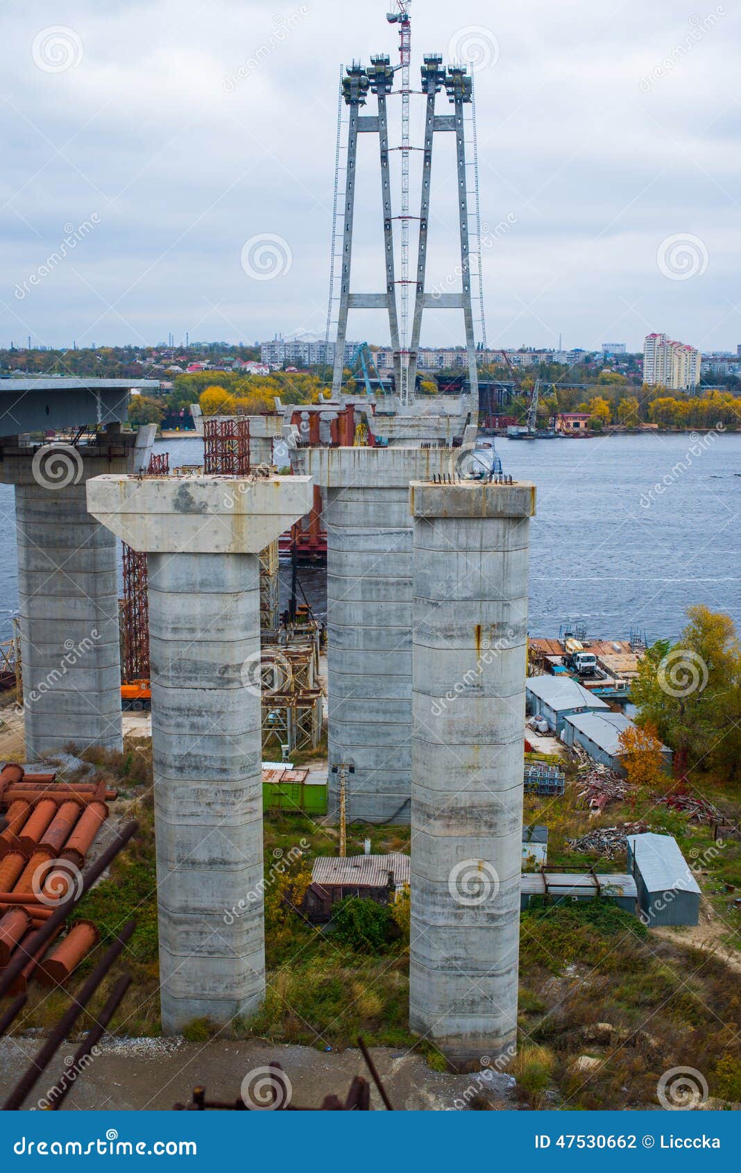 Bouw Van De Nieuwe Boogbrug Stock Foto - Image of deel, snelweg: 47530662