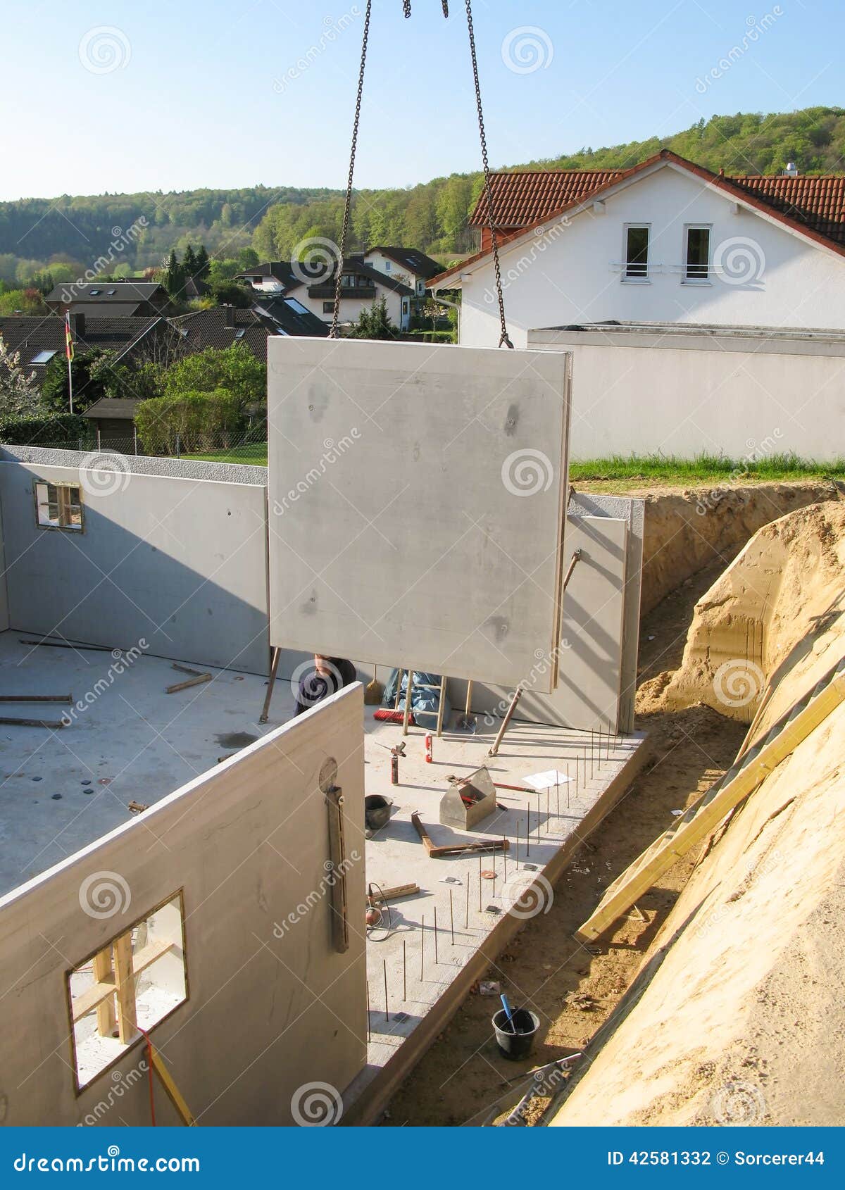 Bouw van een kelder stock foto. Image of optillen, plaats - 42581332