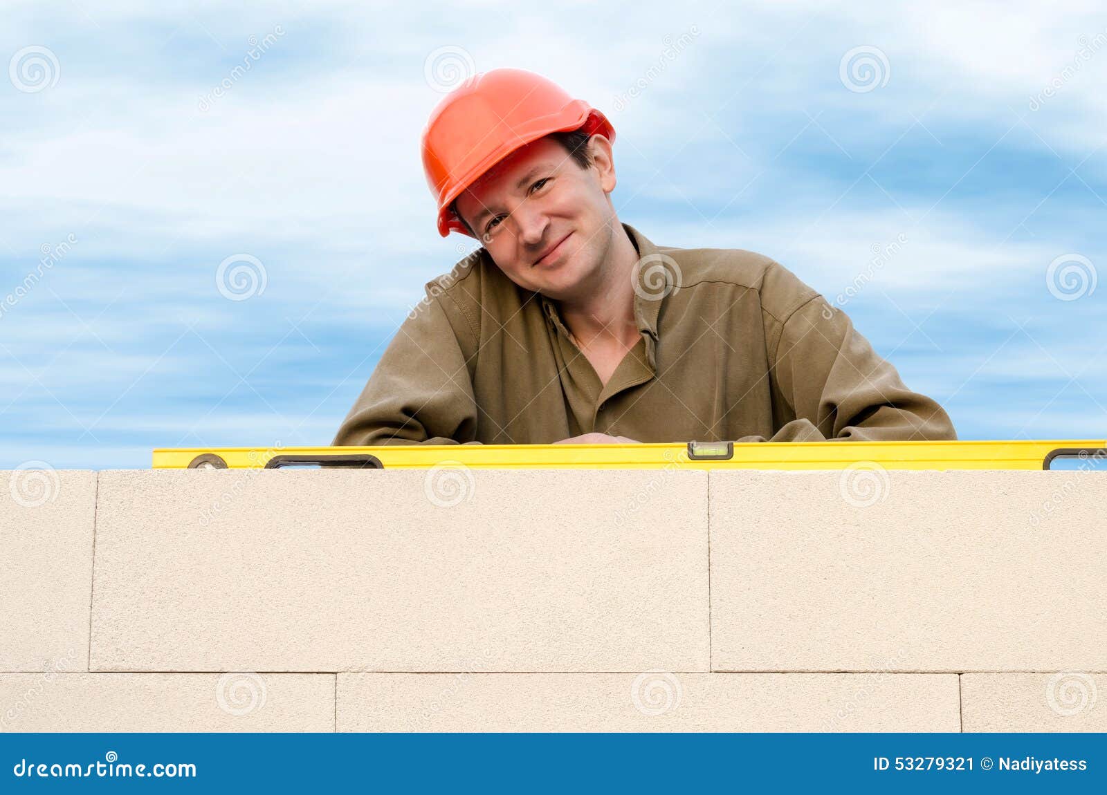 Bouwer met een bouwvakker stock afbeelding. Image of niveau - 53279321