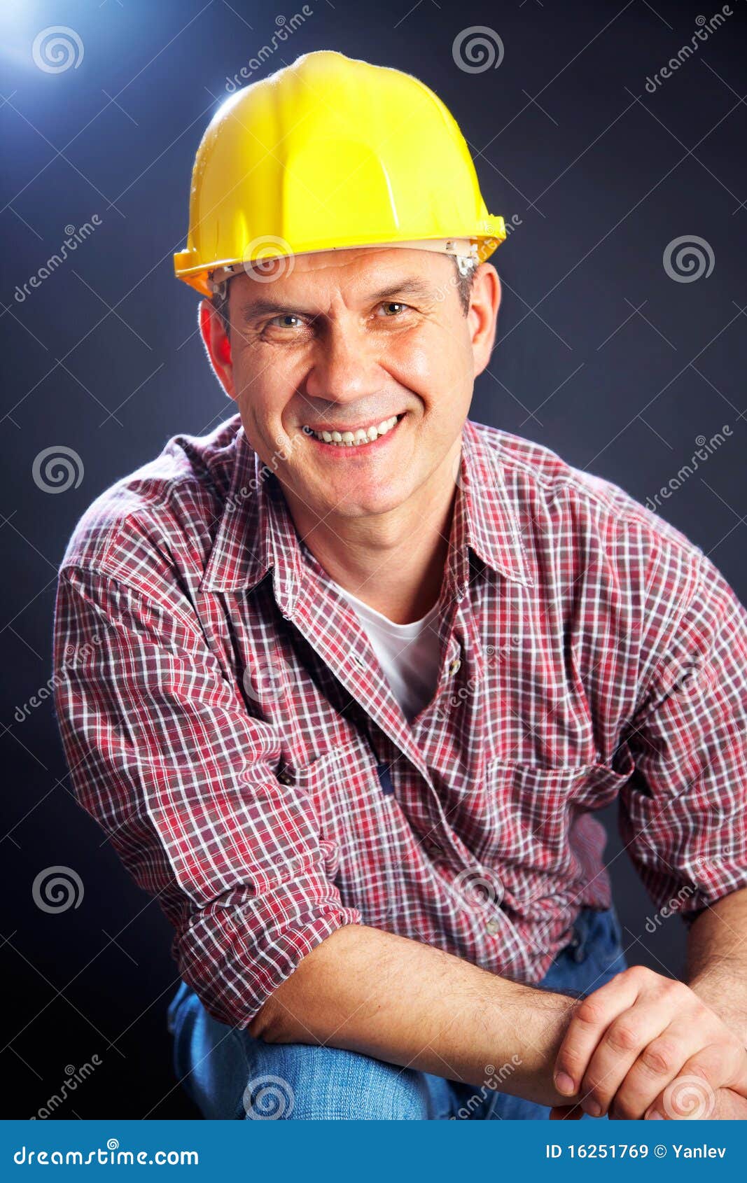 Bouwer Op Een Donkere Achtergrond Stock Afbeelding - Image of techniek ...