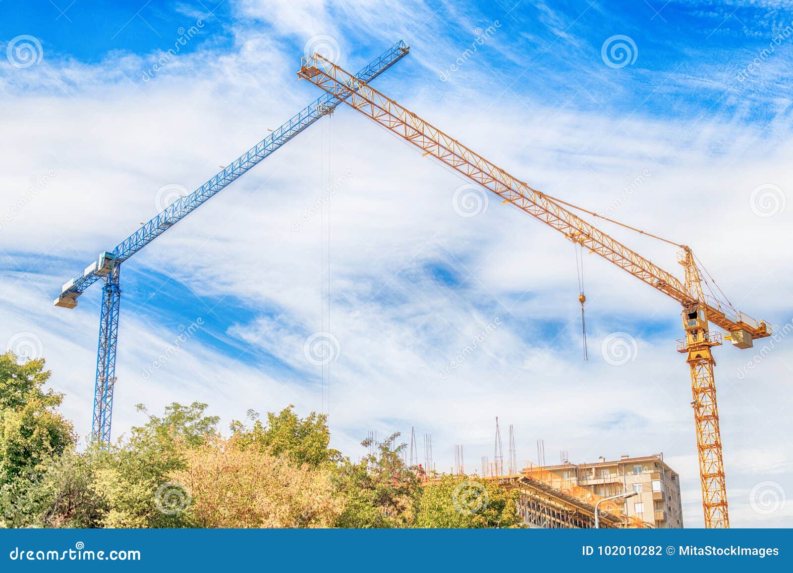 Bouwkraan op bouwwerf stock foto. Image of huisvesting - 102010282