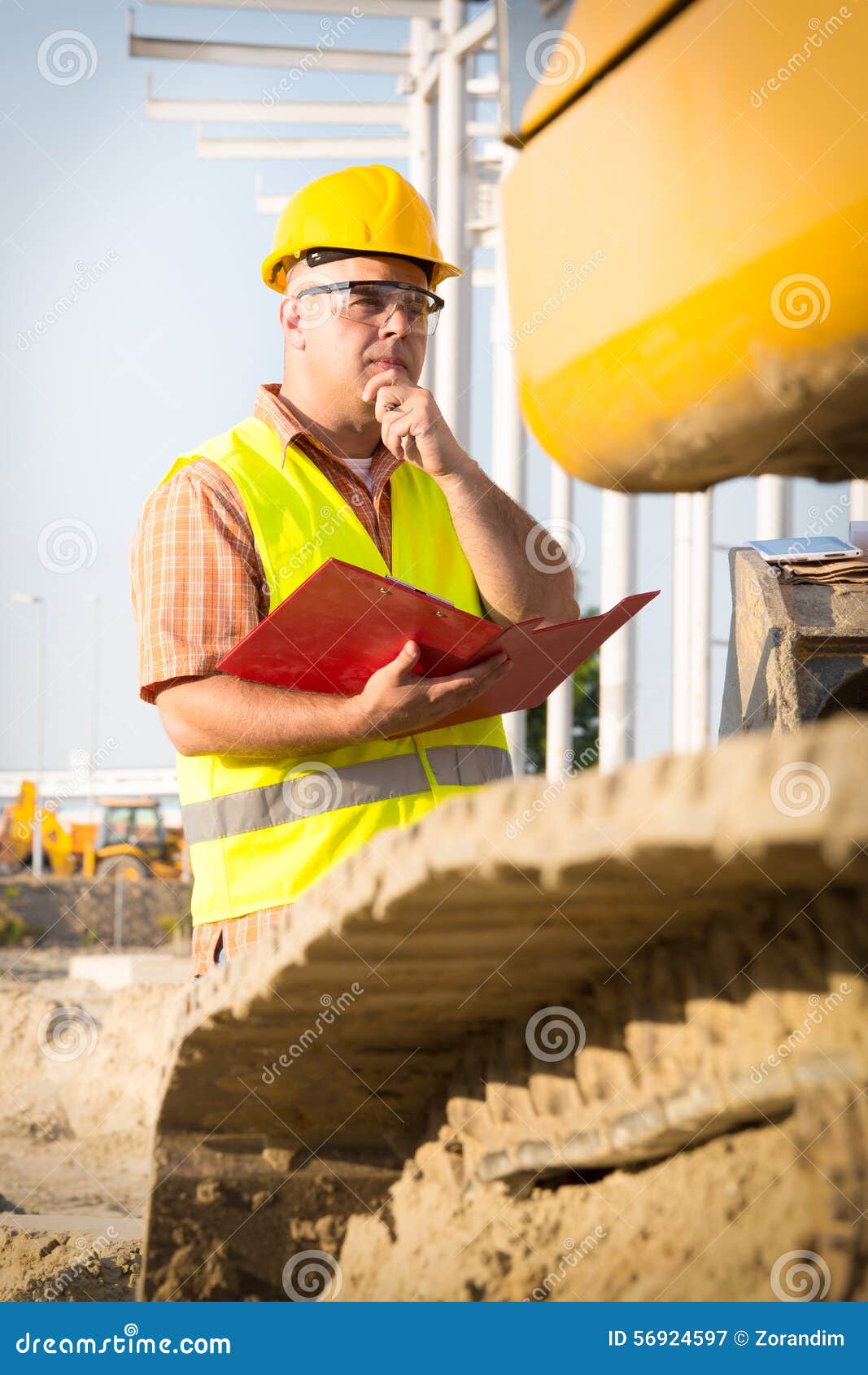 Bouwmanager Het Controleren Bouwterrein Met Plan Stock Afbeelding ...