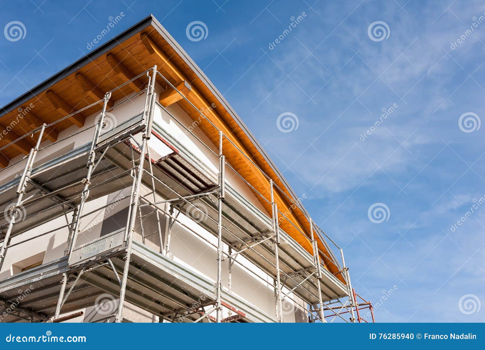 Bouwsteiger Van Een Gebouw Onder Vernieuwing Stock Foto - Image of ...