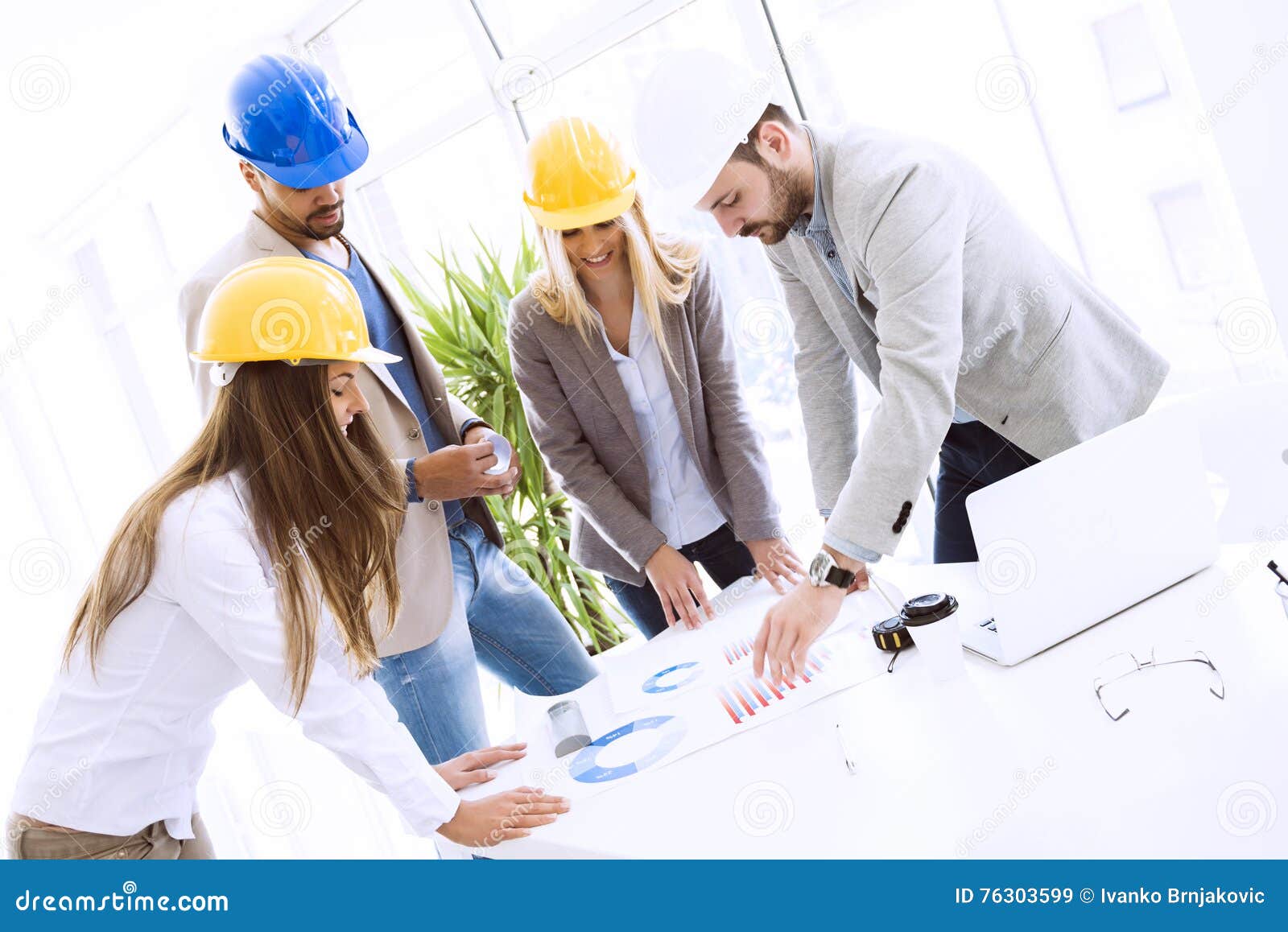 Bouwteam stock afbeelding. Image of hand, plaats, vier - 76303599