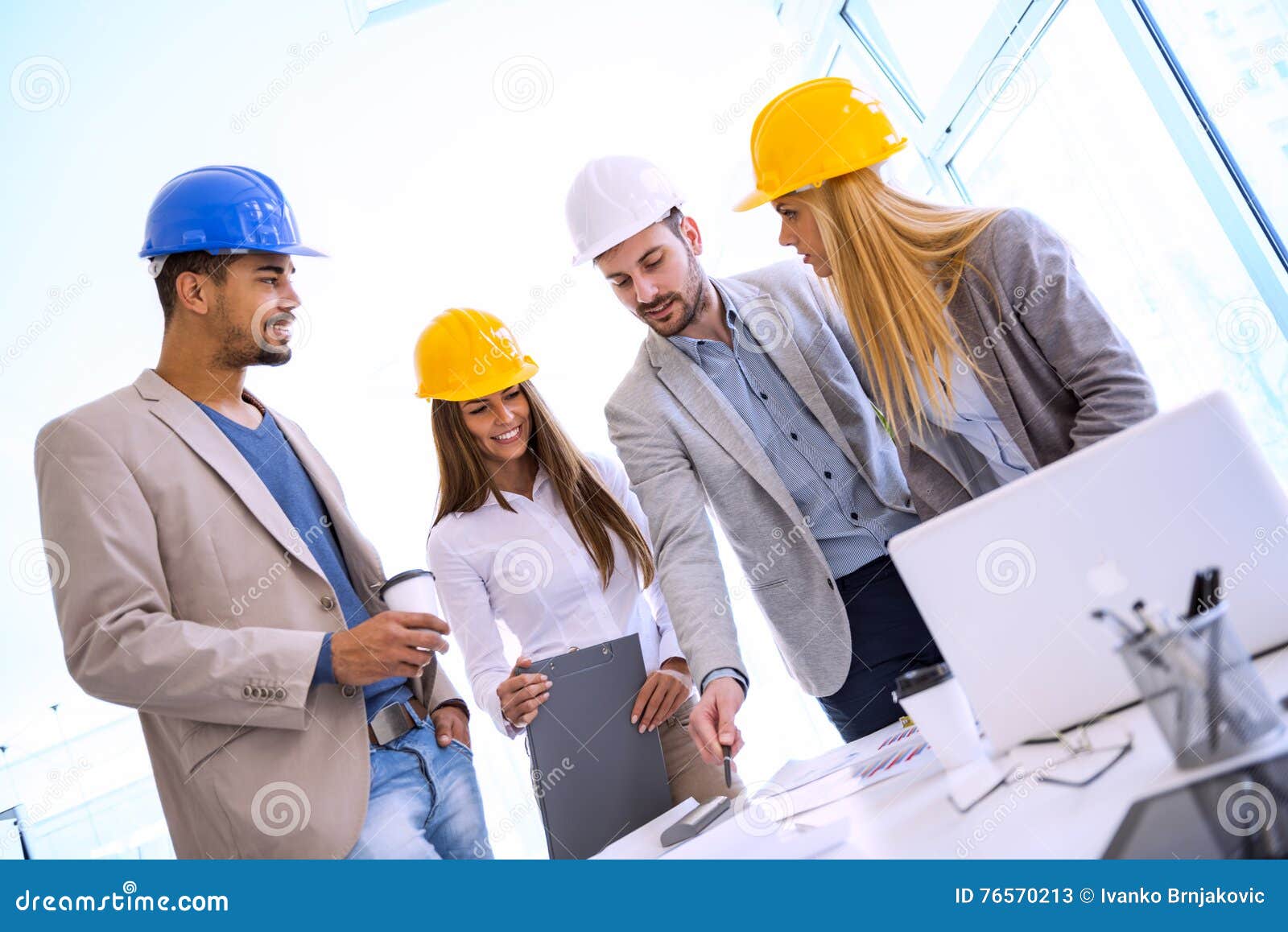 Bouwteam stock afbeelding. Image of planning, architectuur - 76570213