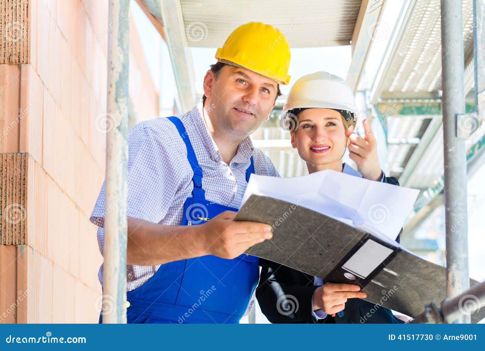 Bouwteam Met De Bouw Van Plannen Op Plaats Stock Foto - Image of baan ...