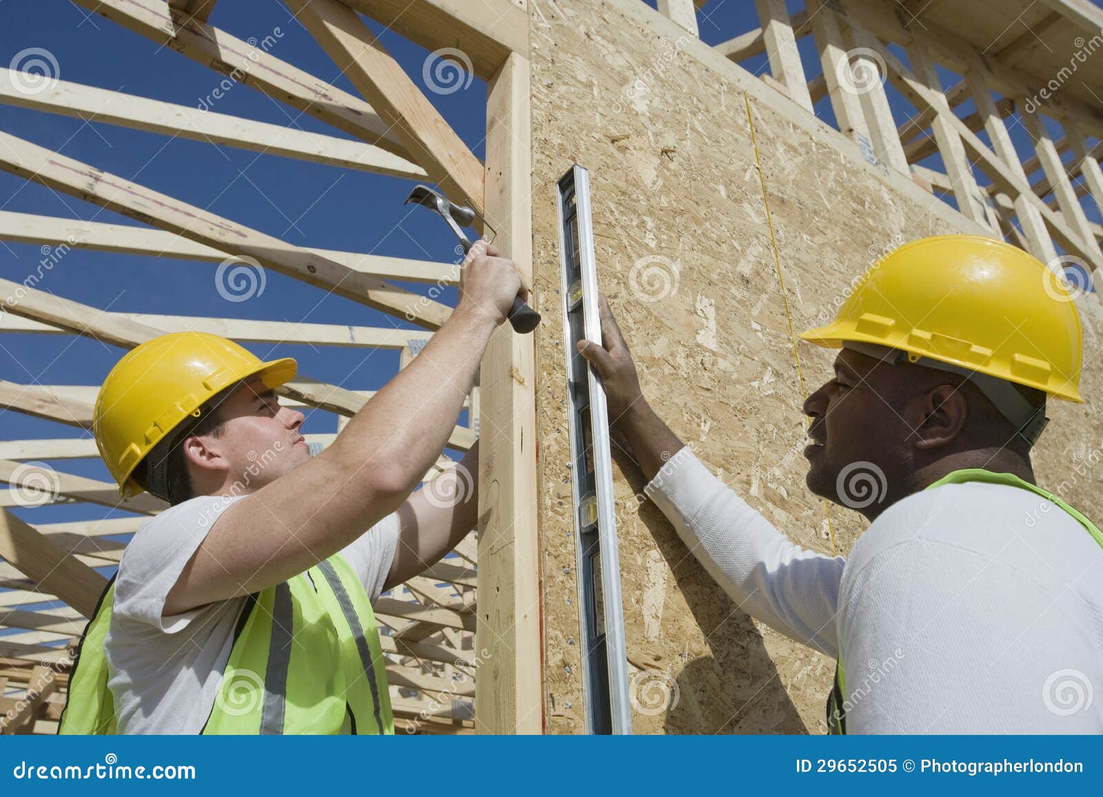 Bouwvakkers Die Samenwerken Stock Afbeelding - Image of bouwvakker ...