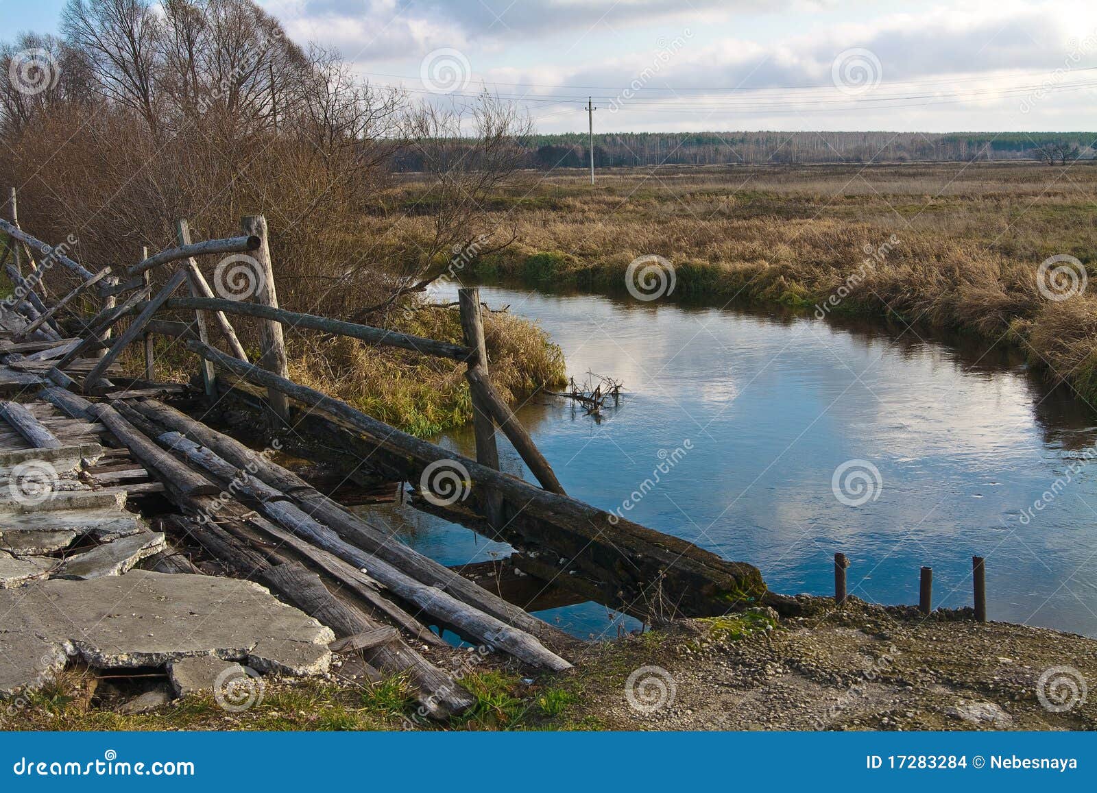 Bouwvallige Brug Over Rivier Stock Foto - Image of rivier, toneel: 17283284
