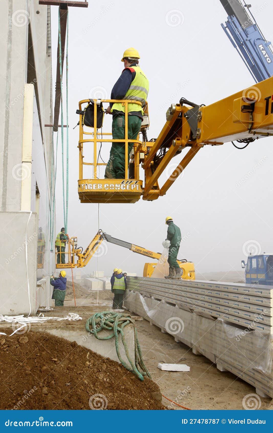 Bouwwerf redactionele fotografie. Image of kers, monteur - 27478787