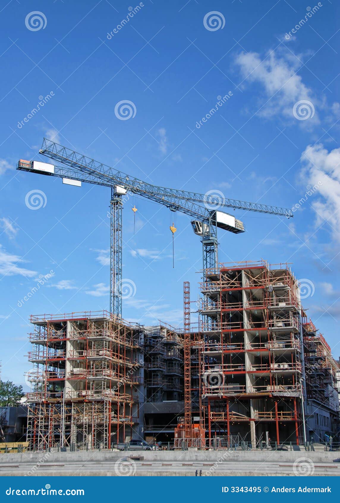 Bouwwerf stock afbeelding. Image of flats, werk, kranen - 3343495