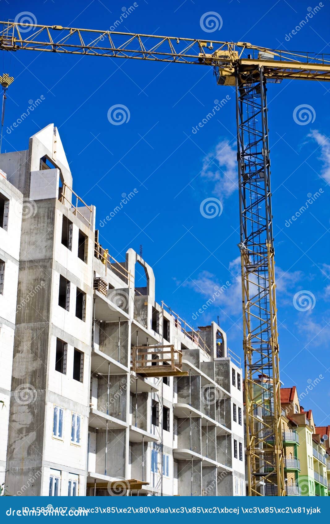 Bouwwerf en kraan stock afbeelding. Image of flat, huis - 15830407