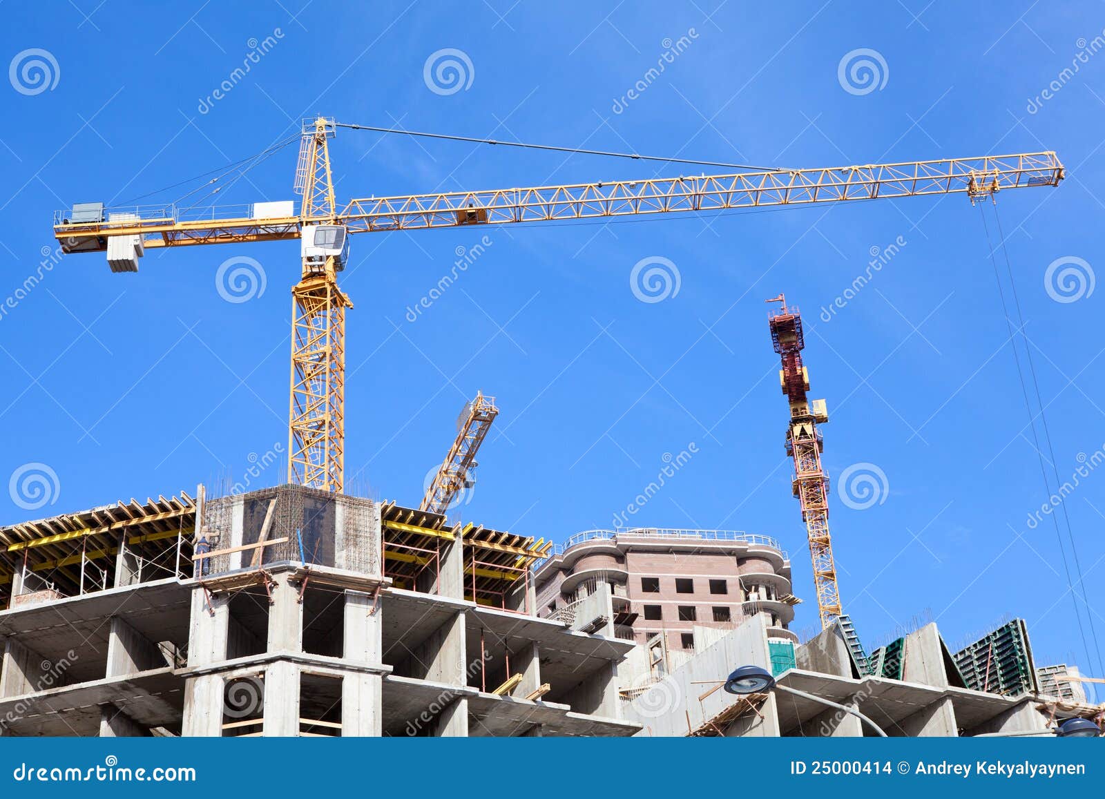 Bouwwerf met kraan stock foto. Image of flat, groei, machines - 25000414