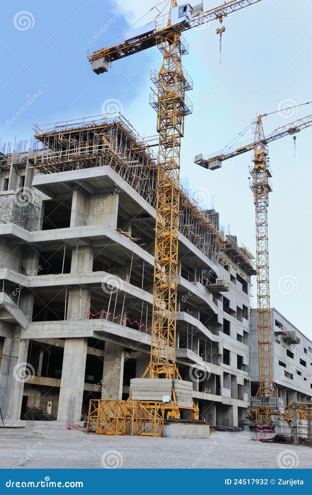 Bouwwerf Met Kraan, De Bouw Stock Foto - Image of vlakten, techniek ...