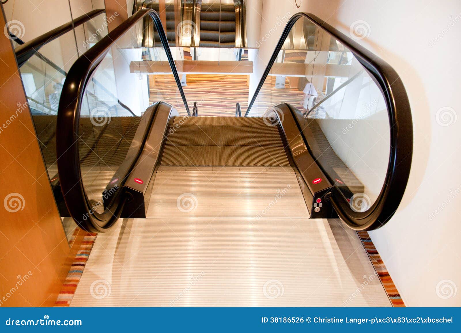 Bovenkant van een roltrap stock foto. Image of beweging - 38186526