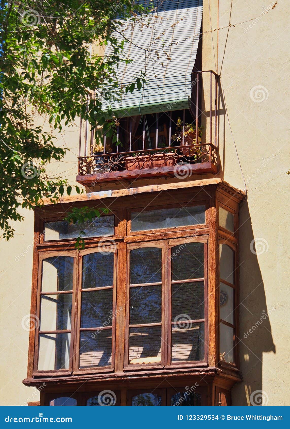 Bovindo E Balcone, Toledo Apartment Anziano, Spagna Fotografia Stock ...