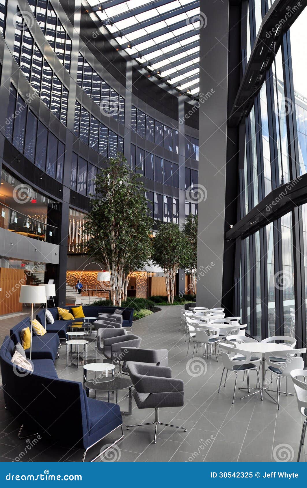 Bow Tower Skygarden editorial image. Image of court, tower - 30542325