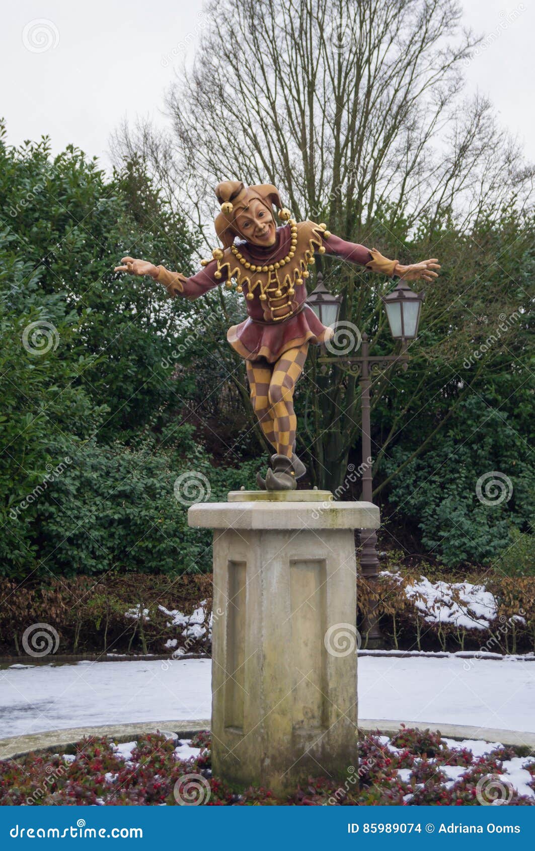 A bowing jester statue editorial stock image. Image of efteling - 85989074