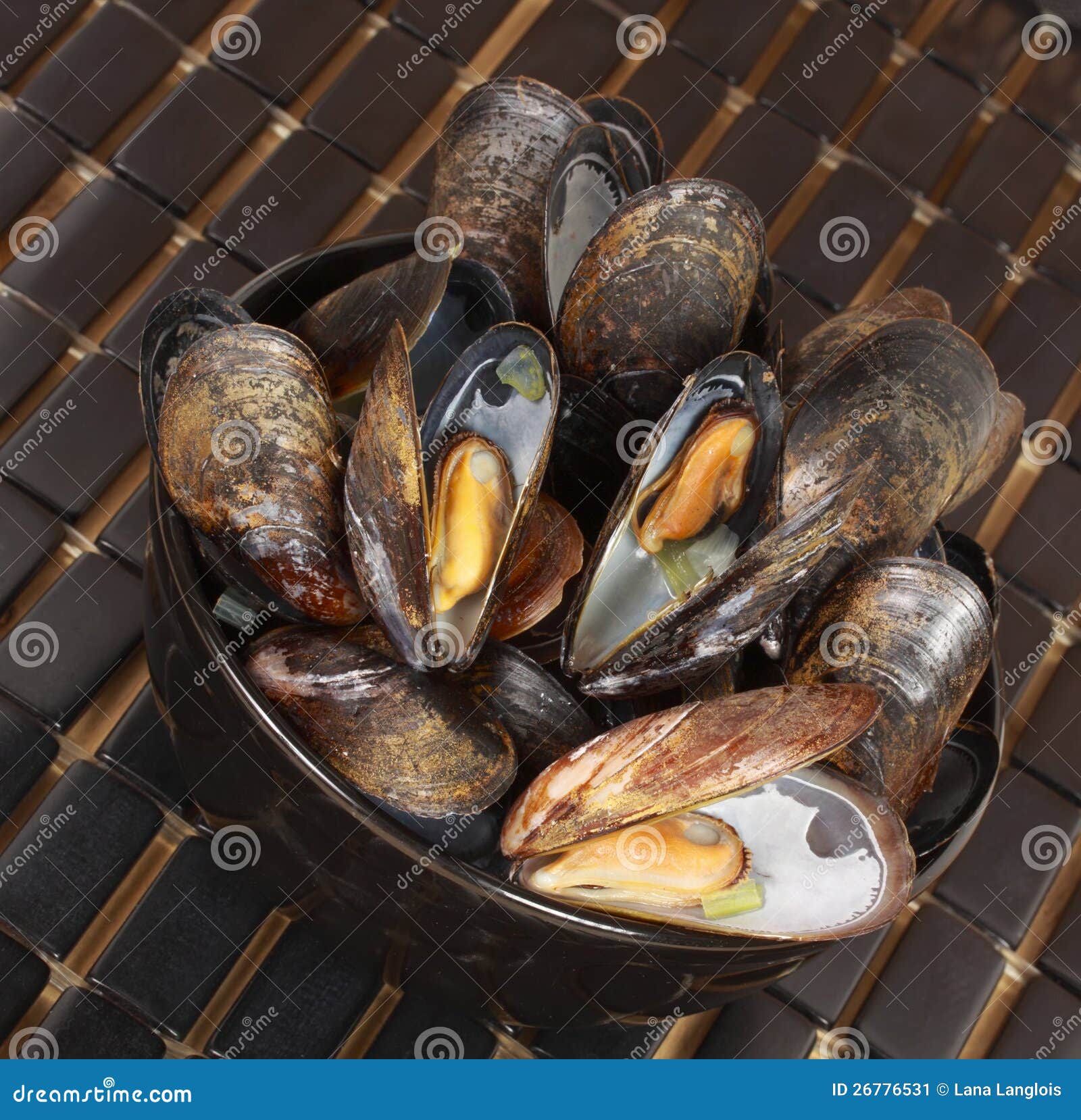 Bowl of fresh mussels stock image. Image of bowl, seafood - 26776531
