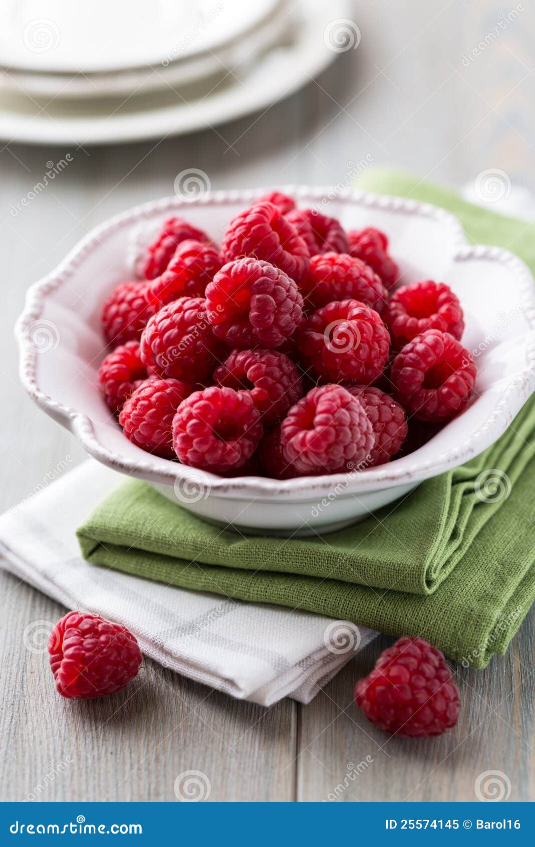 Bowl of fresh raspberries stock image. Image of plates - 25574145
