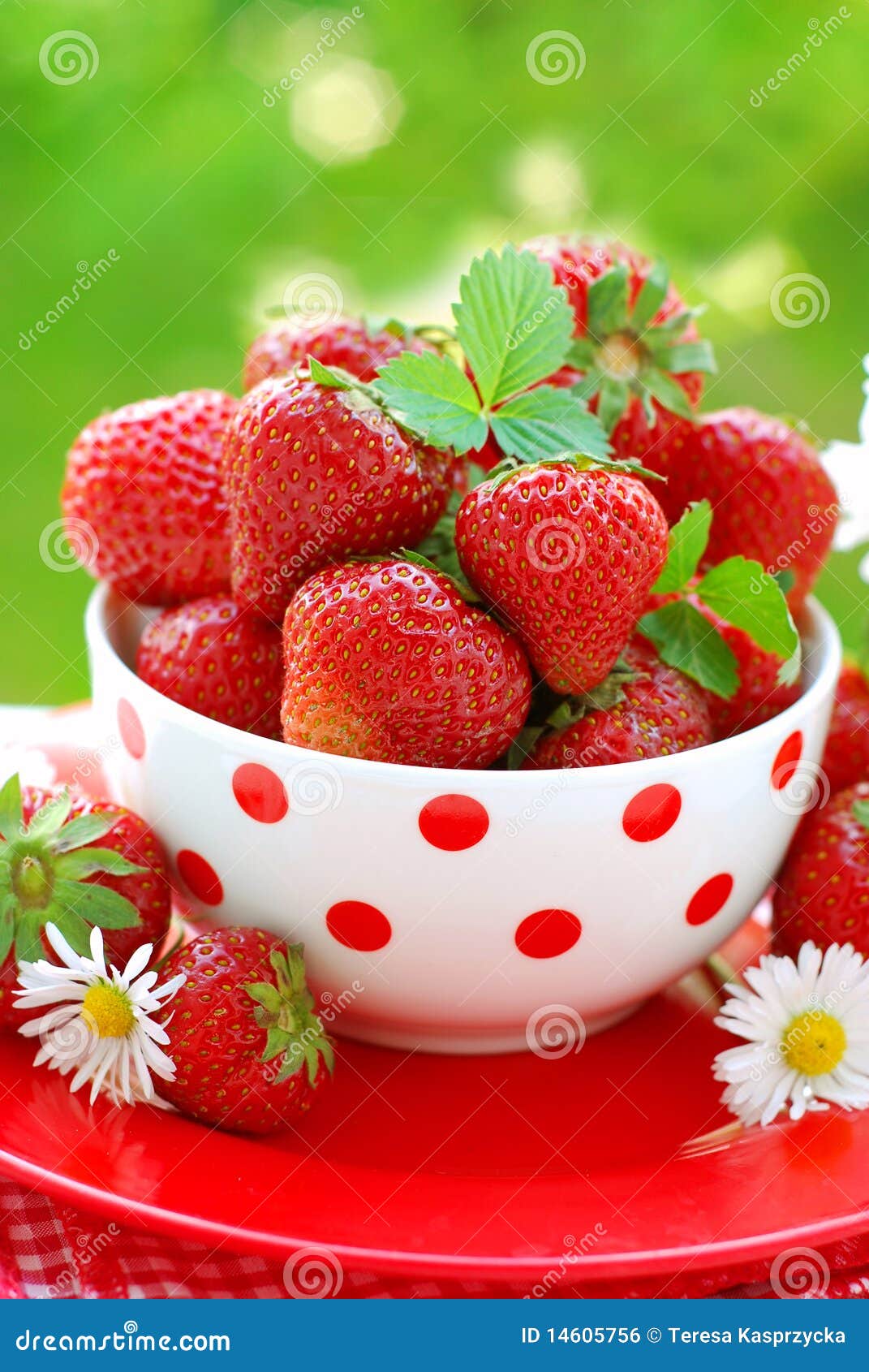 Bowl of fresh strawberries stock photo. Image of food - 14605756