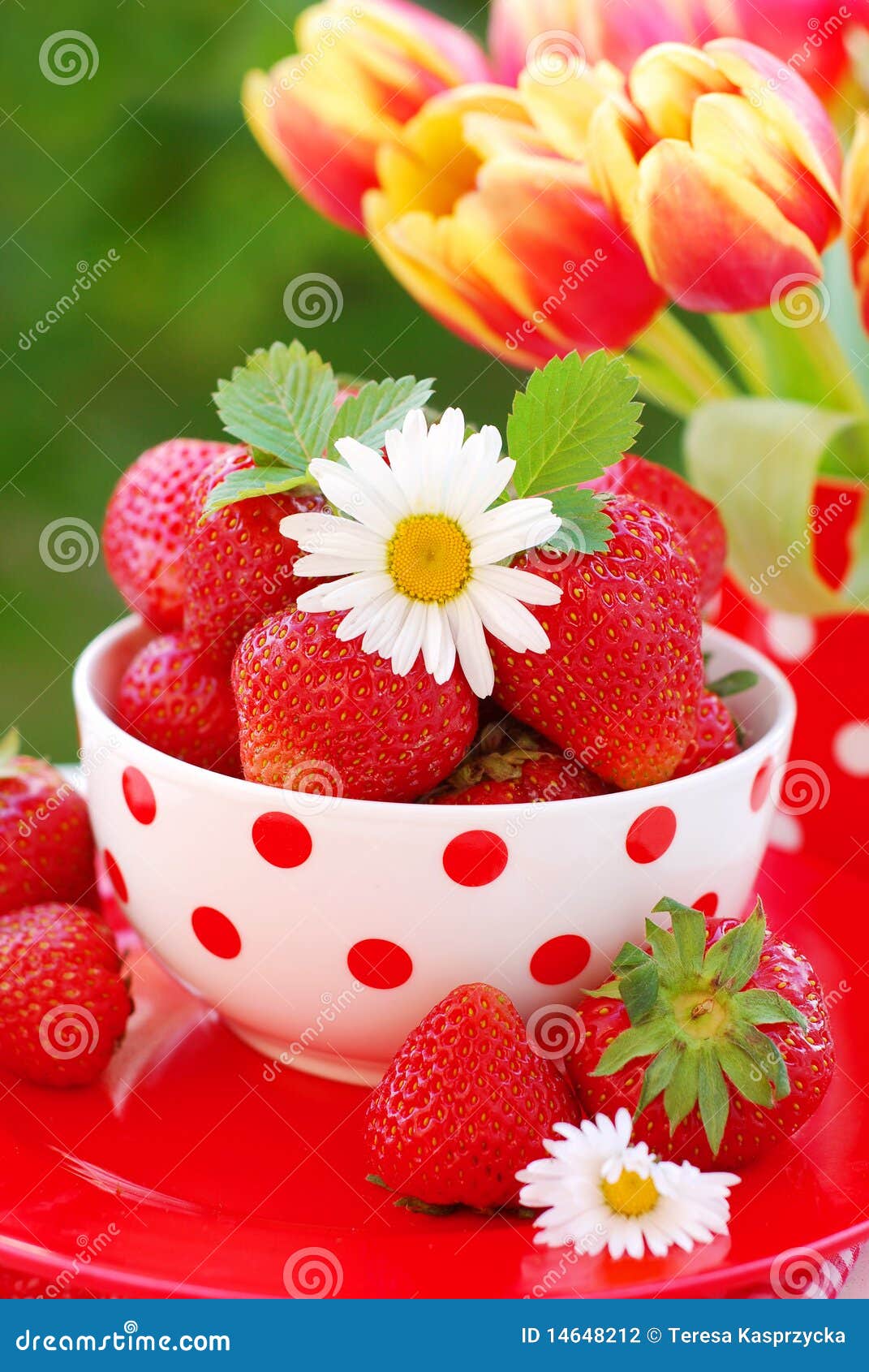 Bowl of fresh strawberries stock photo. Image of food - 14648212