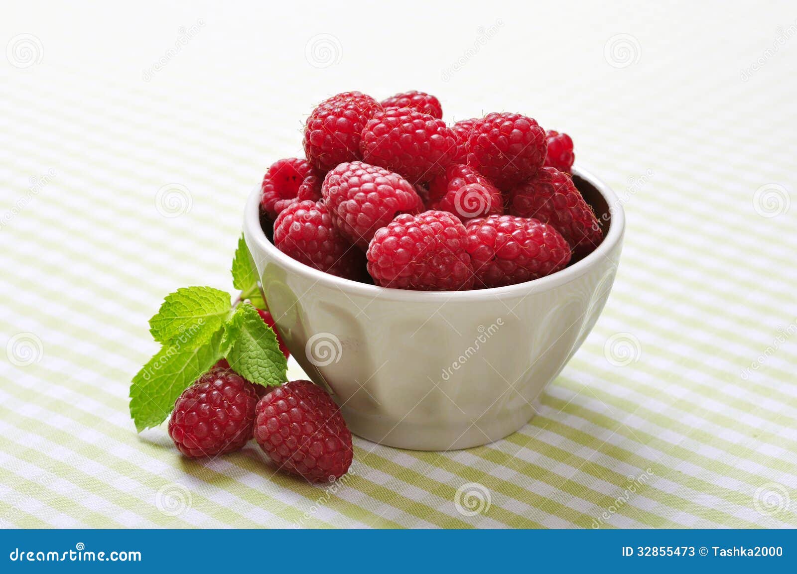 Bowl of raspberry stock image. Image of nature, healthy - 32855473