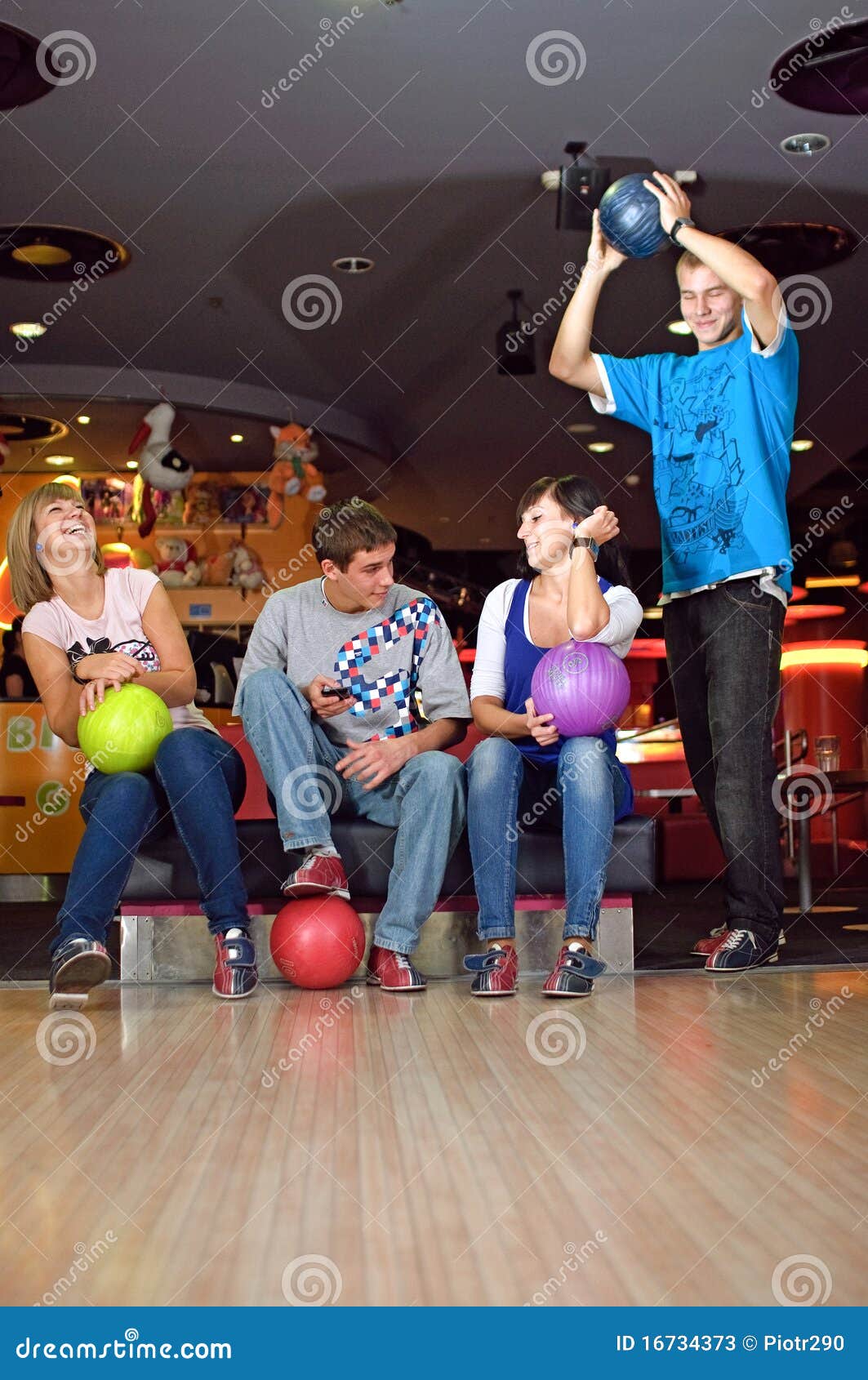 Bowlin players stock image. Image of strike, rest, gamers - 16734373