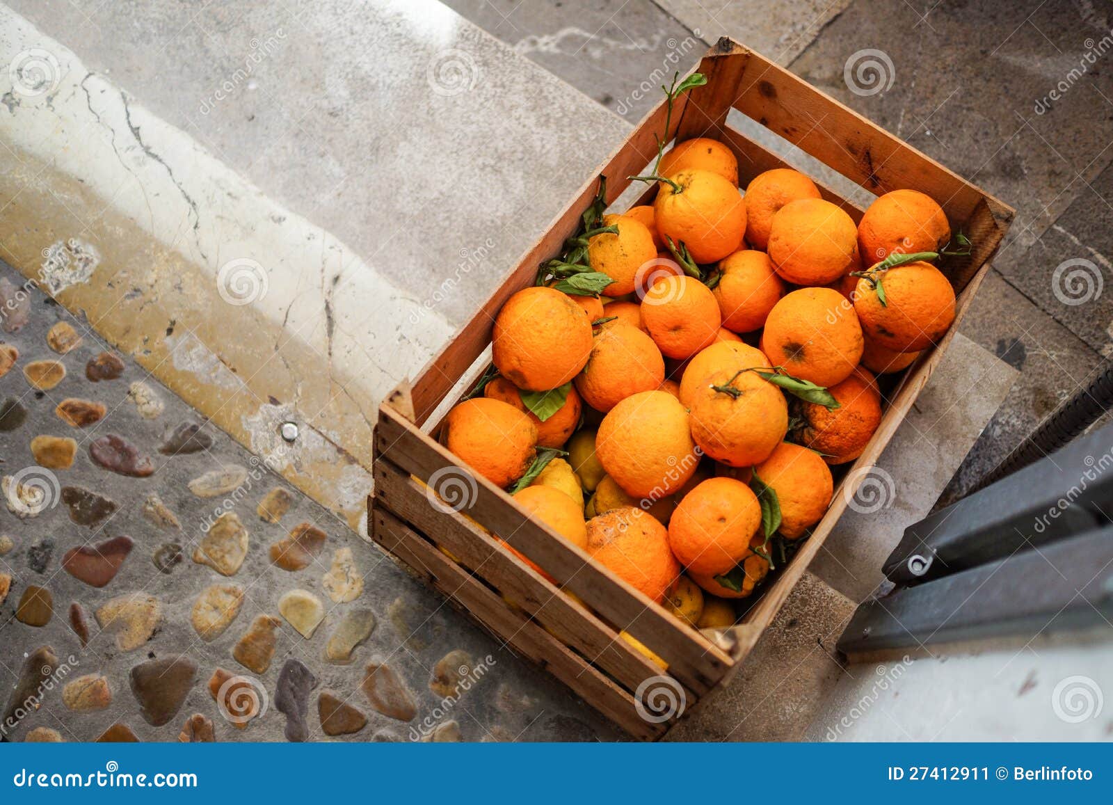 Box of fresh oranges stock image. Image of delicious - 27412911