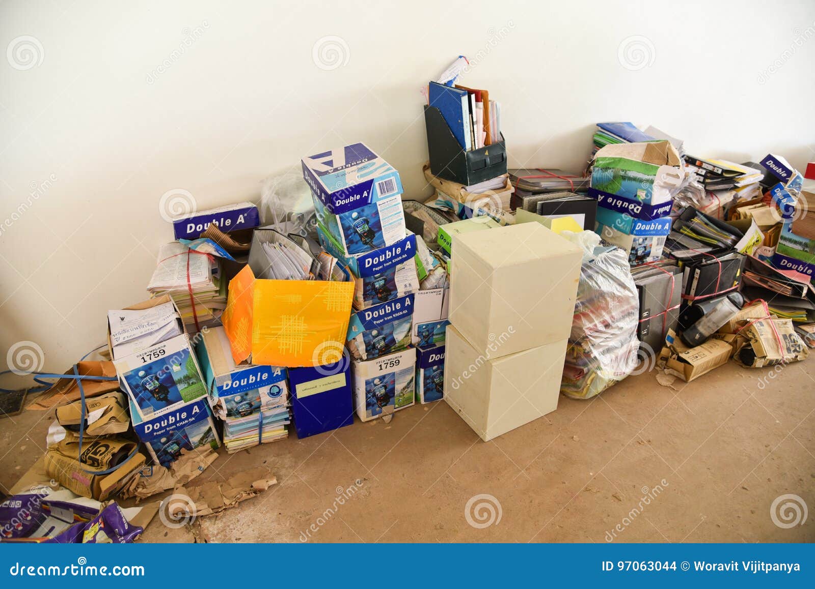 Box and paper scrap editorial stock image. Image of recycle - 97063044