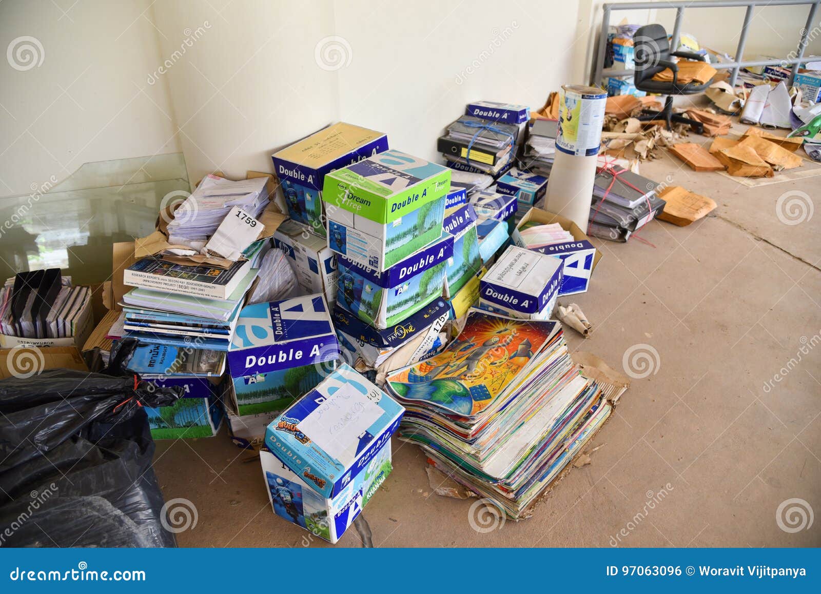 Box and paper scrap editorial photo. Image of landfill - 97063096