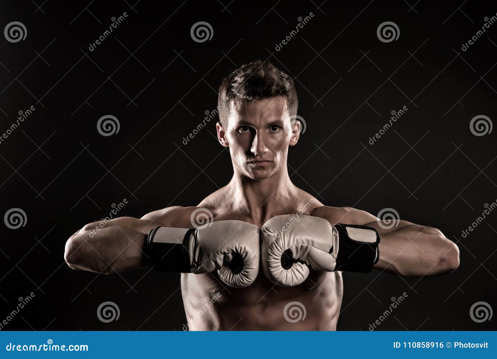 Boxeador Con Las Manos Fuertes Listas Para Luchar Foto de archivo ...