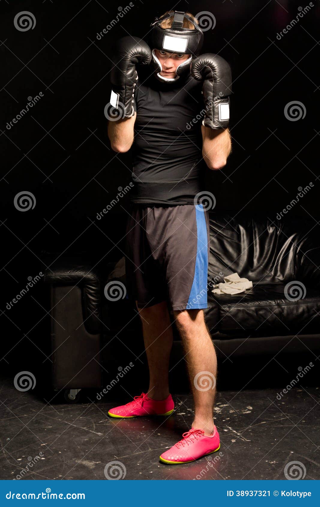 Boxeador joven en guardia imagen de archivo. Imagen de levantado - 38937321