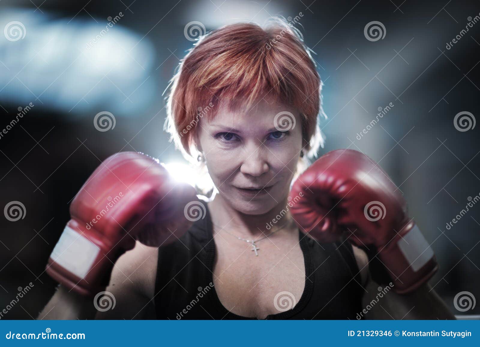 Boxeo de la mujer foto de archivo. Imagen de ejercicio - 21329346