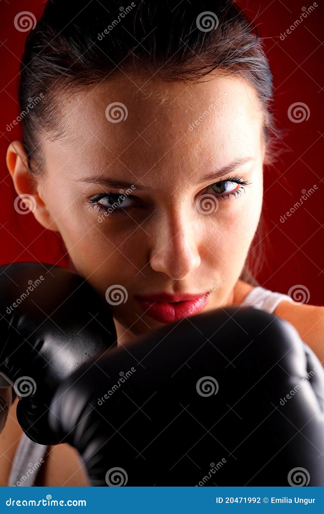 Boxeo de la mujer joven foto de archivo. Imagen de mujer - 20471992