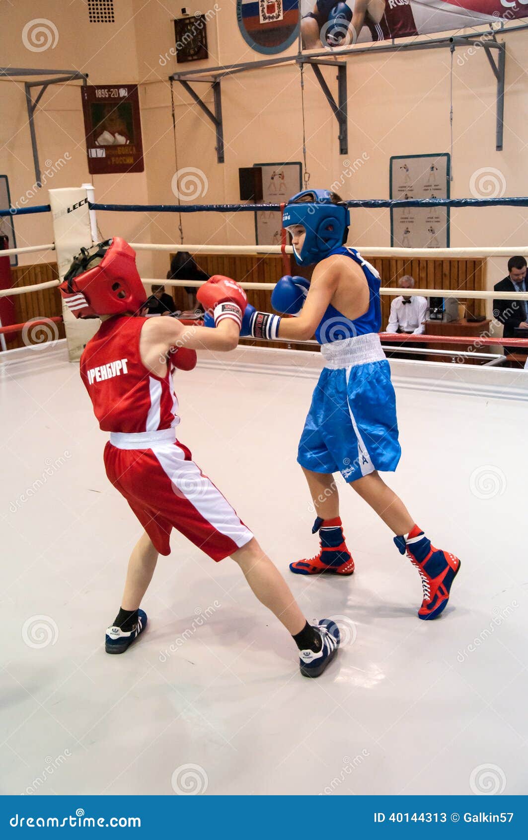 Boxeo entre adolescentes foto de archivo editorial. Imagen de deporte ...