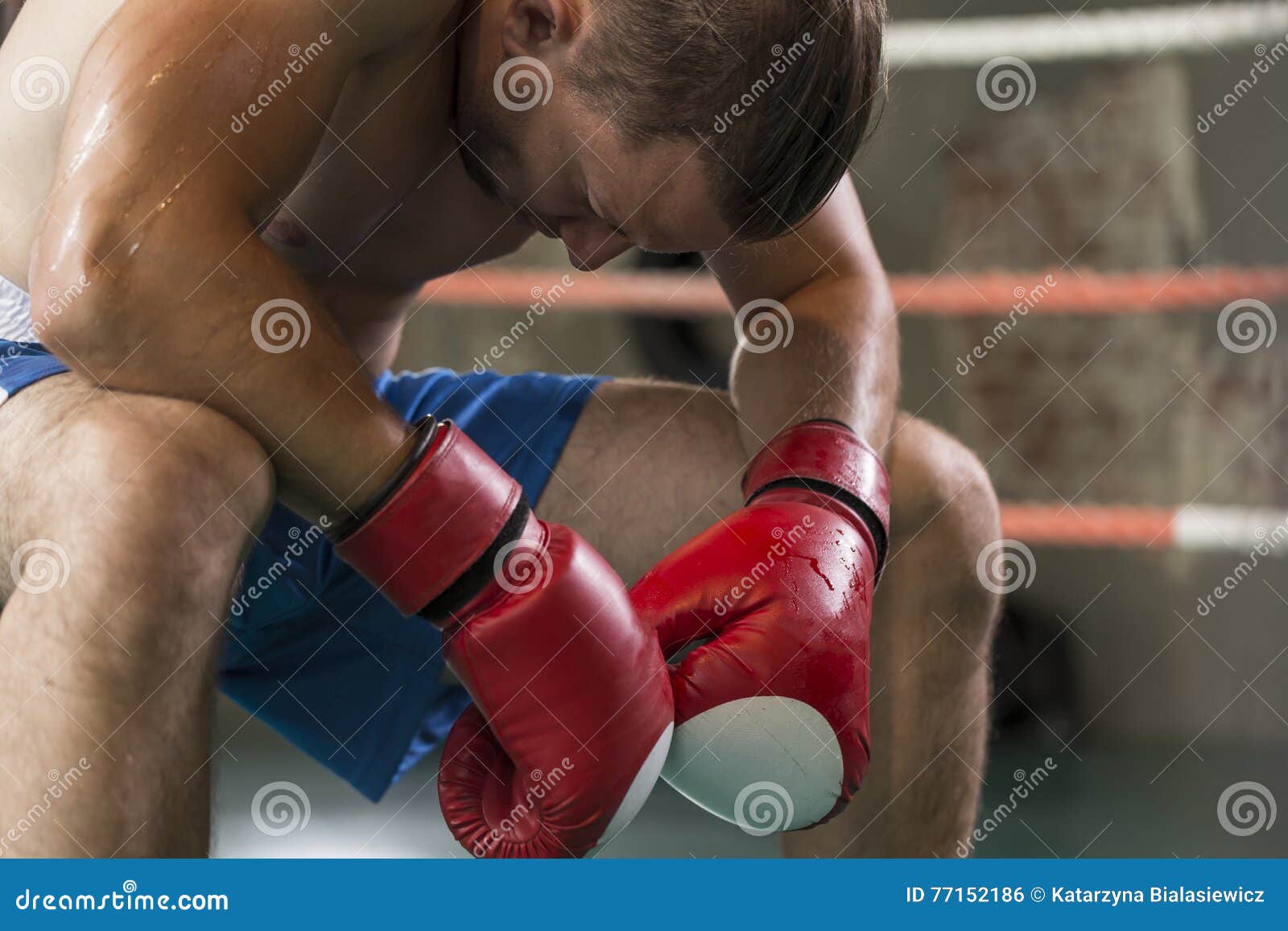 Boxer in der Ecke stockfoto. Bild von kampf, ecke, lüfter - 77152186