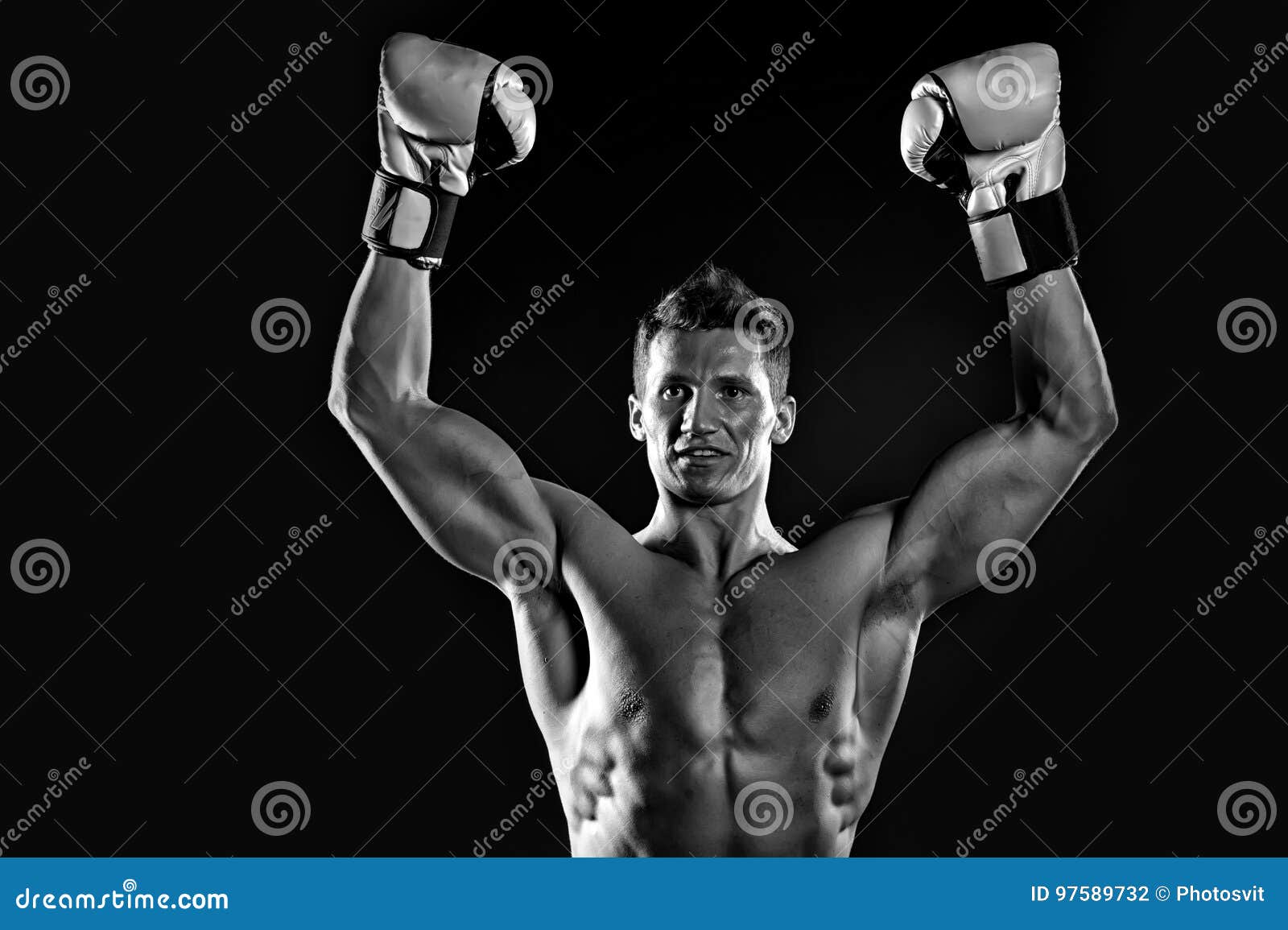Boxer mit bloßem Kasten stockfoto. Bild von muskulös - 97589732