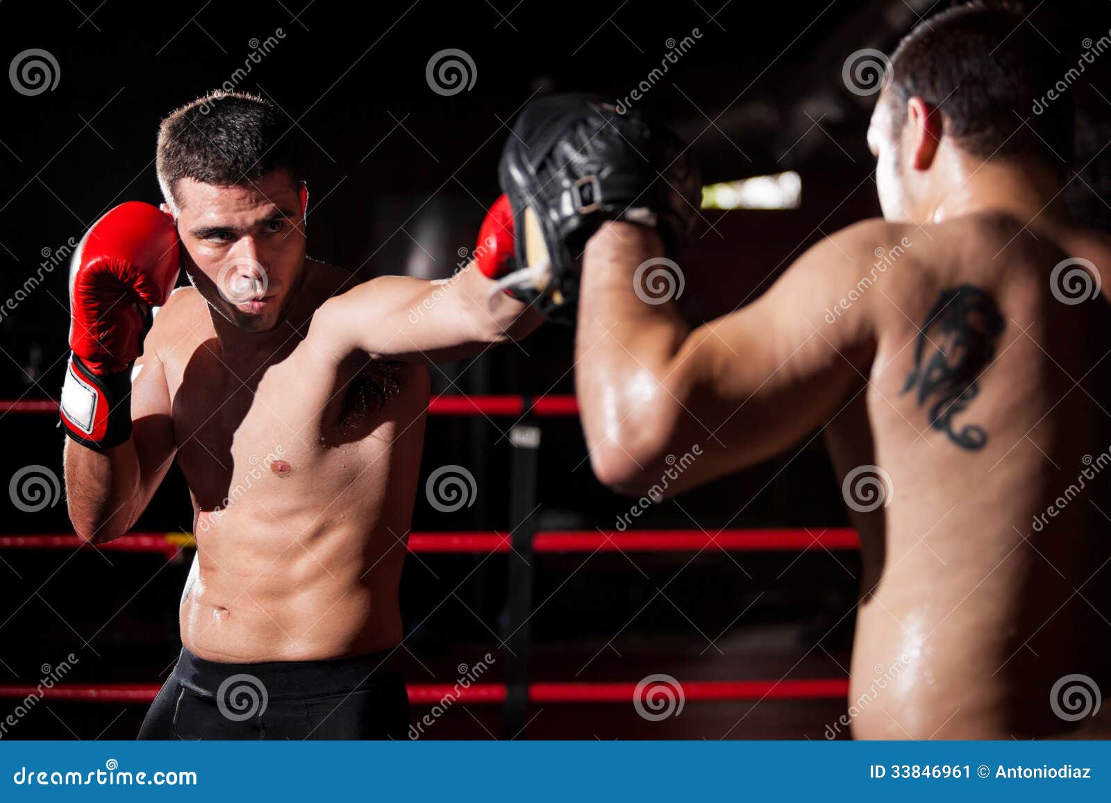Boxer- Und Trainertraining in Einem Ring Stockbild - Bild von verpacken ...