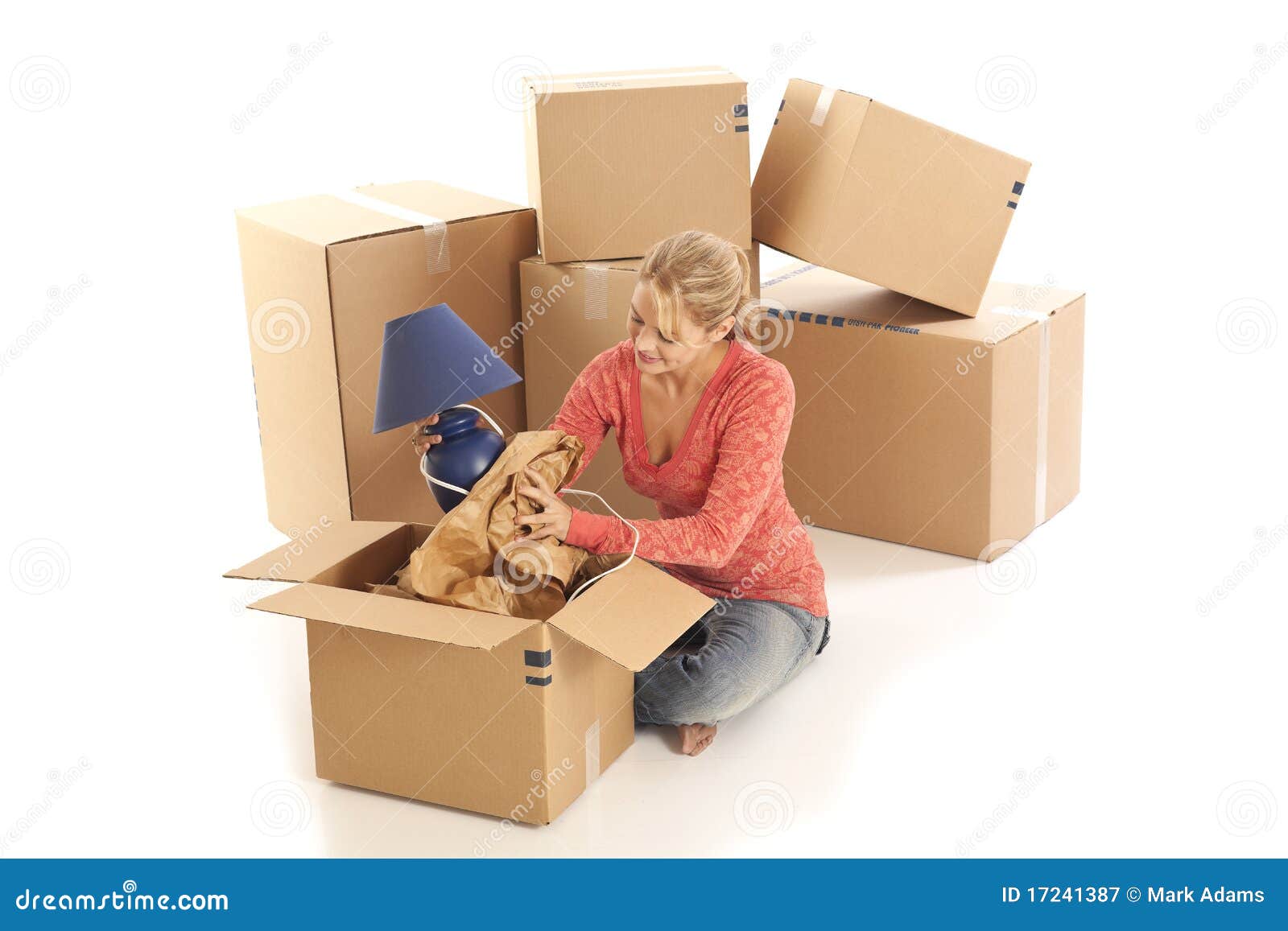 Boxes Papp Som Packar Upp Kvinnan Fotografering för Bildbyråer - Bild ...