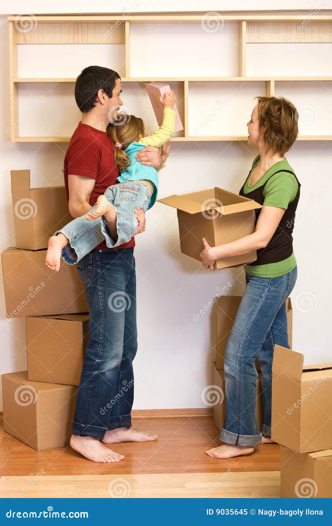 Boxes Pappfamiljlott Som Packar Upp Fotografering för Bildbyråer - Bild ...